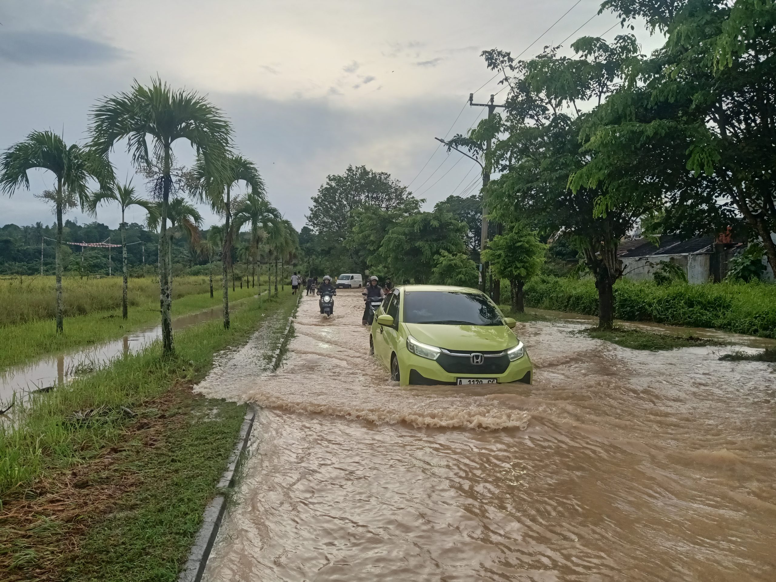 Hujan Deras, Jalan Raya Citra Gading Cipocok Jaya Terendam Banjir ...